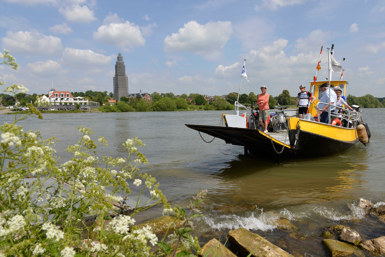 Voortaan pinnen op de fiets- en voetpontjes | Foto | gelderlander.nl