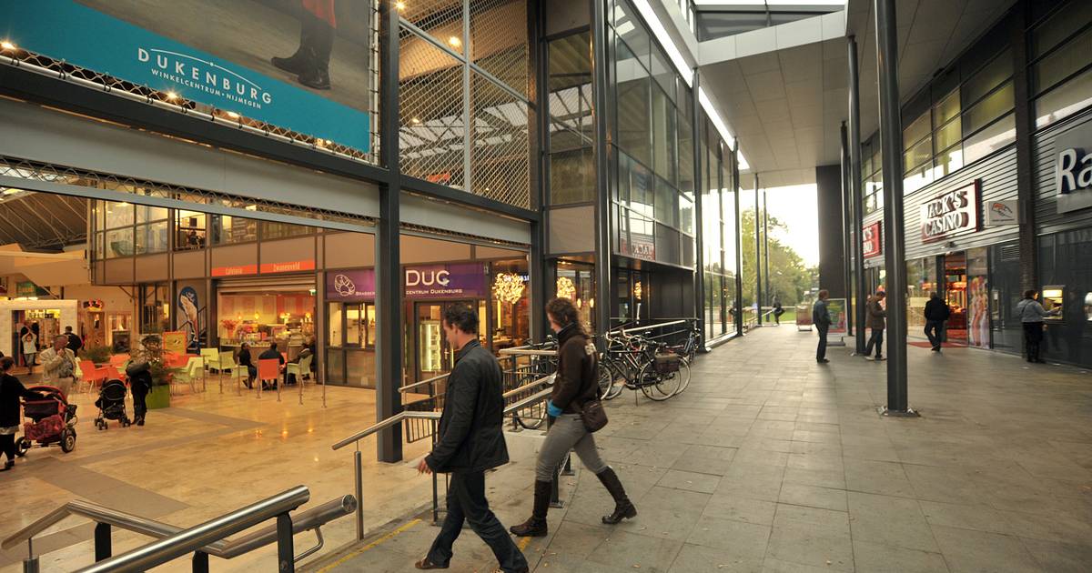 Winkelcentrum Dukenburg wil klanten trekken en maakt parkeren gratis ...