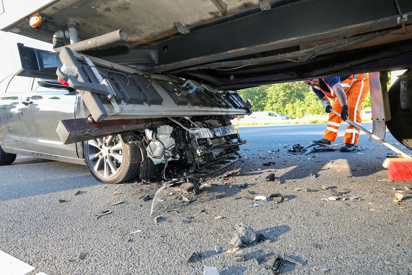 Auto botst achterop vrachtwagen op N2 bij Eindhoven | Foto | AD.nl Auto botst achterop vrachtwagen op N2 bij Eindhoven | Foto | AD.nl