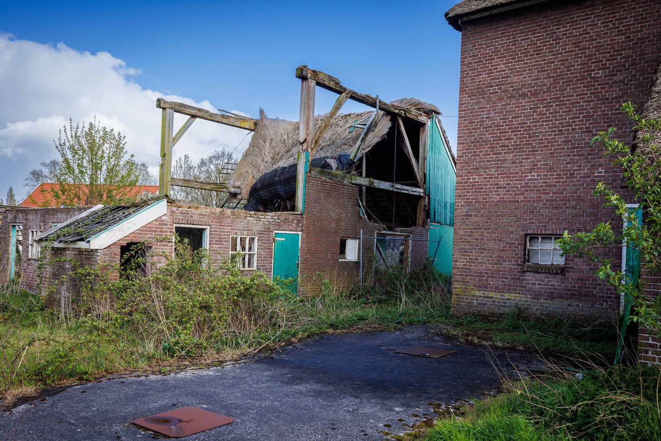 Deze boerderij ontsiert al jaren de entree van Staphorst (maar er lijkt verandering in te komen ...