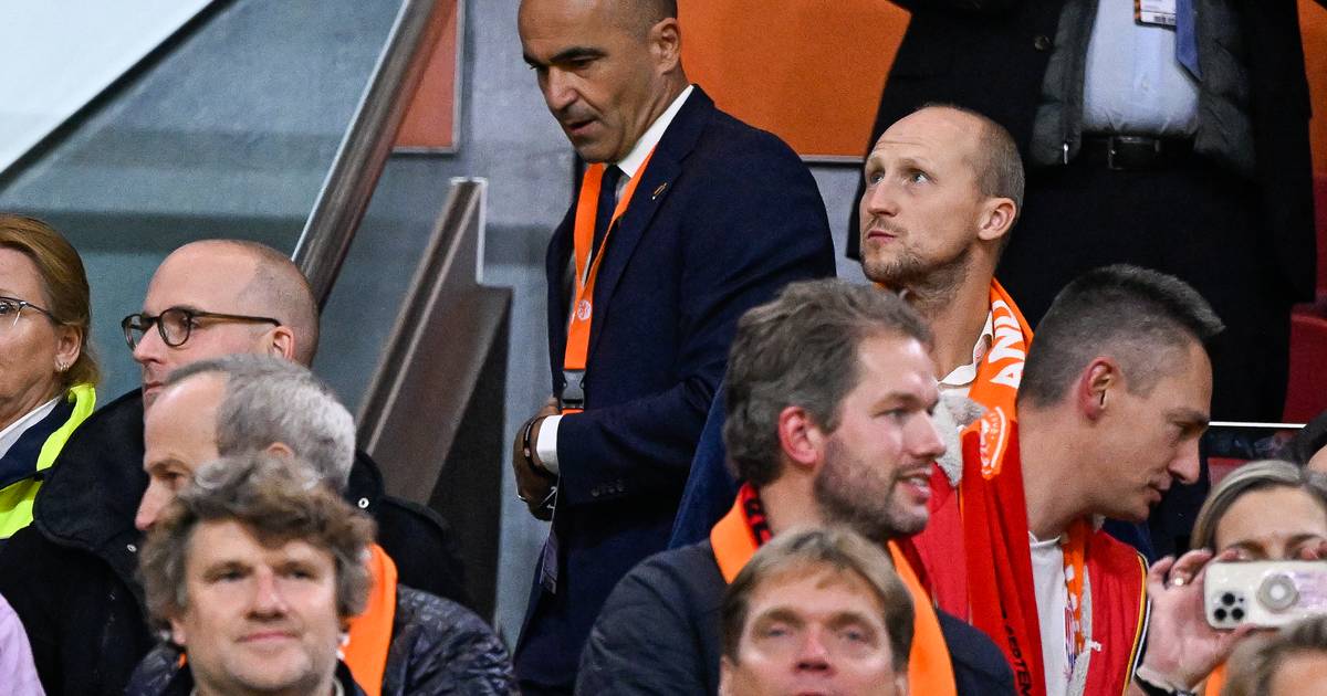 Na vraag van Belgische journalist krijgt Louis van Gaal lachers op de ...