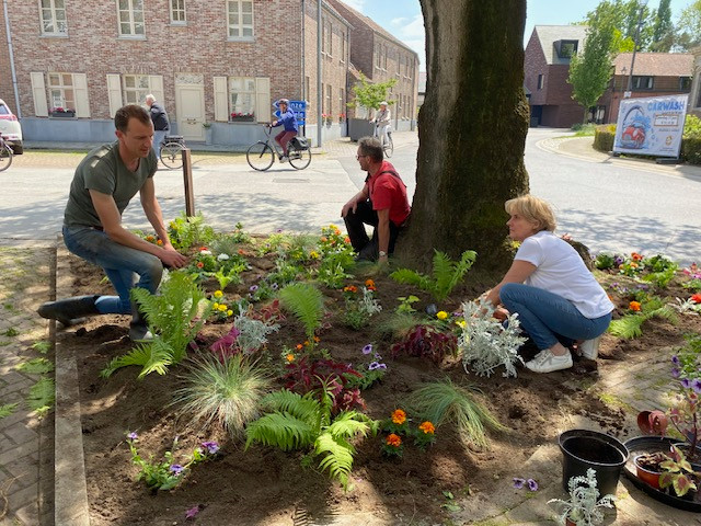 MIJN DORP. Het Kanegem van Daniëlle Coussée (56): “Bloemen maken ...