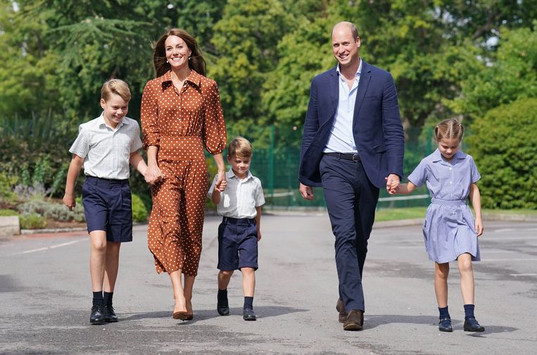 William, Kate en de kids glunderen tijdens bezoek aan nieuwe school