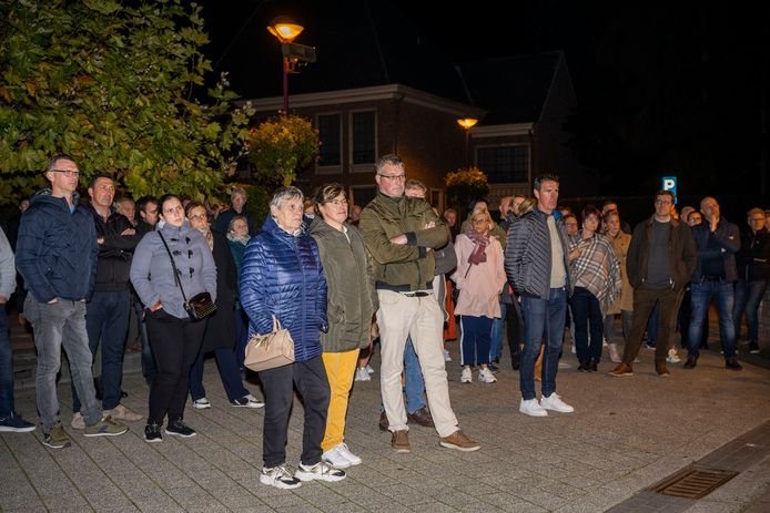 Zele Ondersteboven overhandigt petitie met 6.500 handtekeningen aan ... Zele Ondersteboven overhandigt petitie met 6.500 handtekeningen aan ...