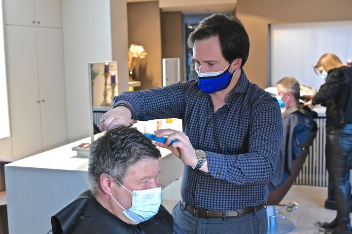 Kapper-burgemeester Francesco Vanderjeugd ontvangt schepen Geert ...