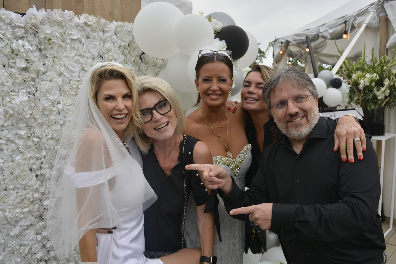 EXCLUSIEF. Wij schoven mee aan tafel op trouwfeest Tanja Dexters: “Openingsdans begon ...