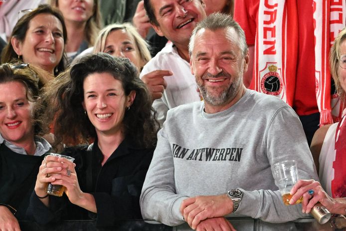 Tom Waes (55) heeft zijn hart verloren aan Charlotte (35): “Heel leuk ...