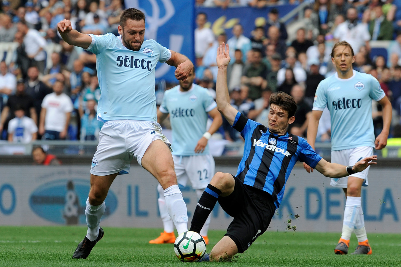 'Inter dient contract in bij Italiaanse bond: De Vrij tekent voor vijf ...