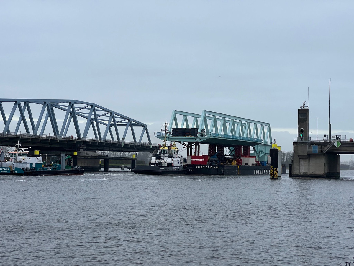 Eerste brug Nieuwe Sluis aangekomen in Terneuzen | Foto | pzc.nl Eerste brug Nieuwe Sluis aangekomen in Terneuzen | Foto | pzc.nl