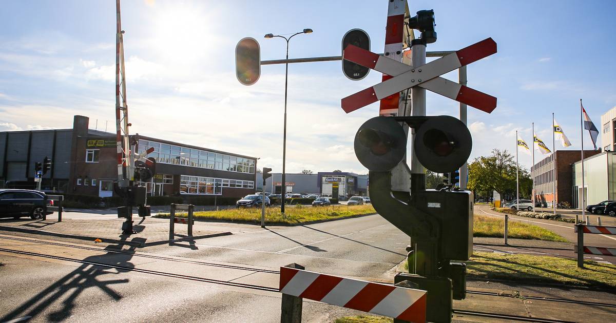 Automobilist rijdt spoorboom op lijn van stoomtrein in Apeldoorn aan ...