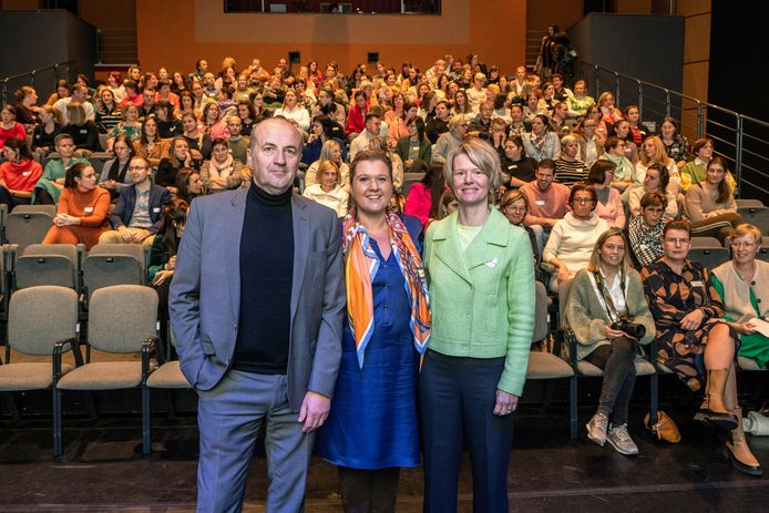Ic Dien brengt hulde aan mentoren met feest in aanwezigheid van ...