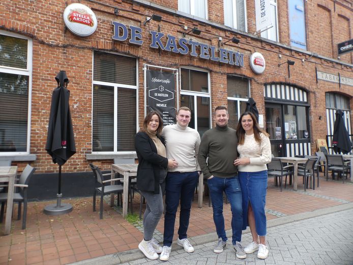 Barman Aaron (25) neemt café De Kastelein over: “Dit is mijn tweede thuis geworden” | Deinze ...