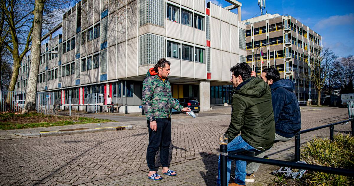 Bewoners ‘vies’ azc Apeldoorn krijgen steun in de Tweede Kamer ...