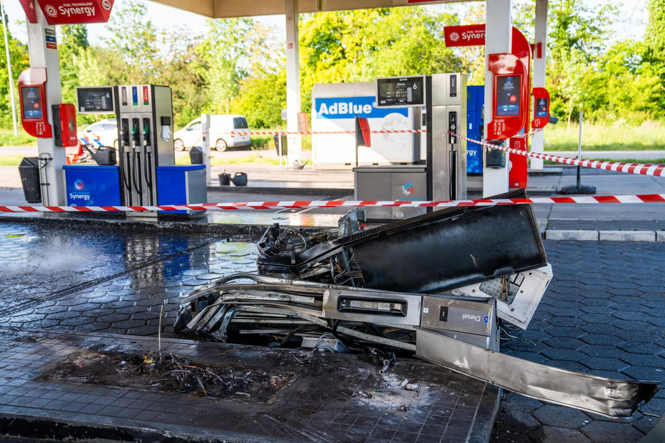 Automobilist rijdt in op stilstaand voertuig bij tankstation, meerdere ...