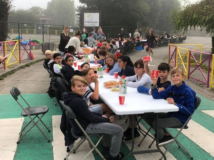 De Hagewinde viert Strapdag met ontbijt op straat | Roeselare | hln.be