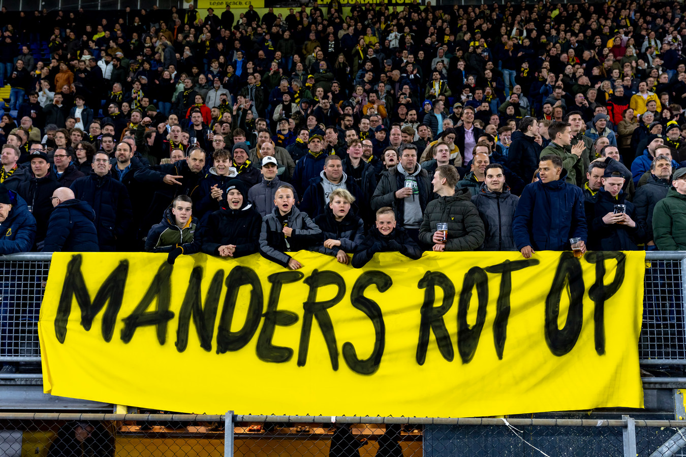NAC verwijdert kritisch spandoek gericht aan eigenaar Van Aalst | Foto ...