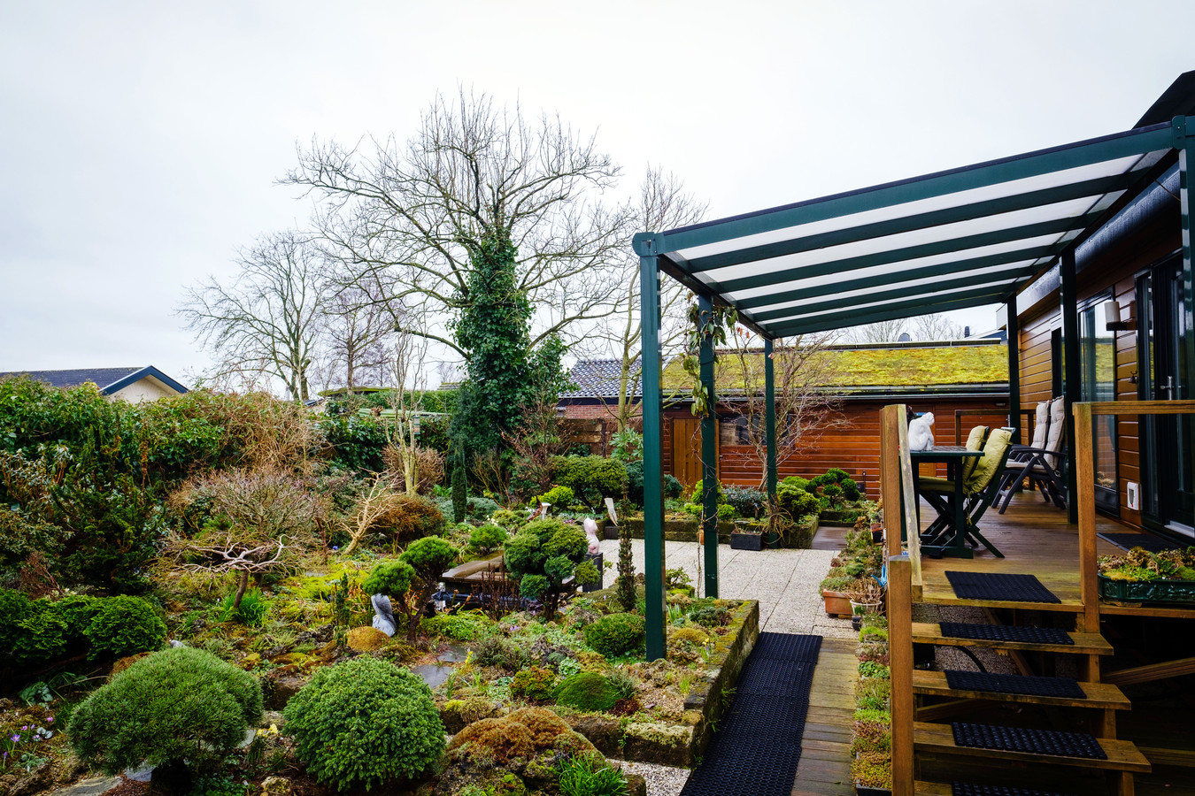 Deze dubbele woonark heeft een bijzondere rotstuin en een uitzicht ...