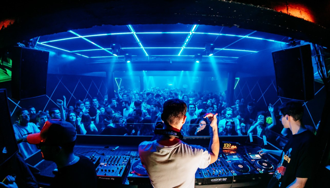 Club Vaag gaat feesten in open lucht: nieuw festival op Spoor Oost ...