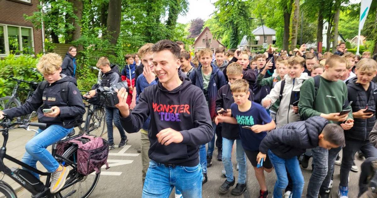 Docenten ‘bewaken’ schoolplein om vloggers tegen te houden in Ermelo ...