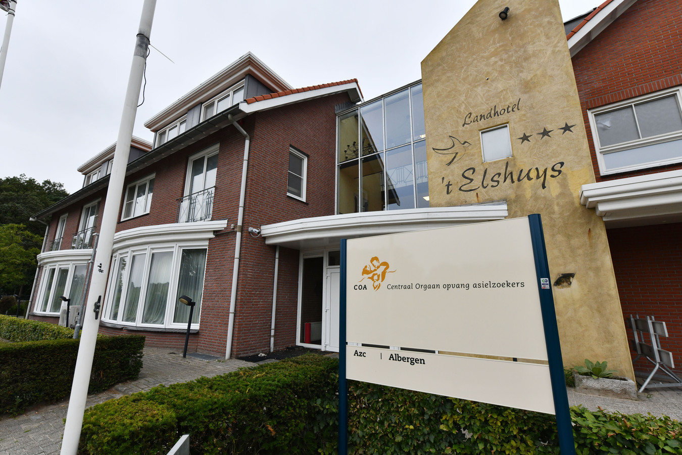 En wéér legt Tubbergen het werk aan het toekomstig azc in Albergen stil ...