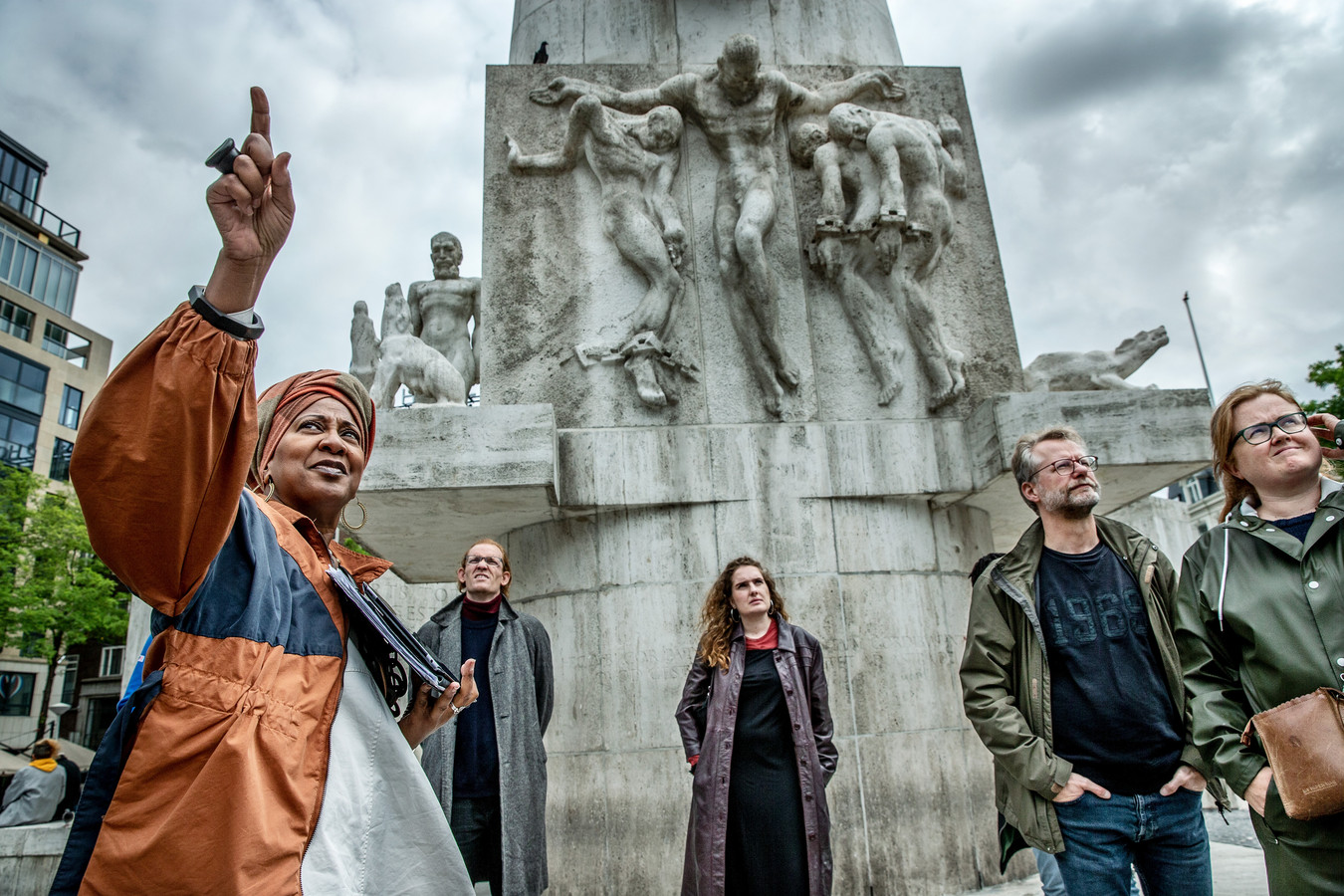 Tour langs Amsterdamse gevels: ‘Kijk omhoog en je ziet het ...