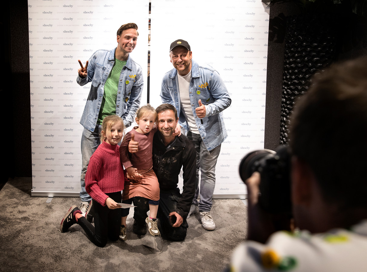 Astense jeugd loopt massaal uit voor YouTuber Dylan Haegens maar voor ...