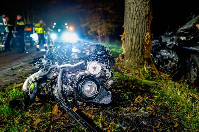 Twee gewonden bij ernstig ongeval in Moergestel, motorblok uit auto ...