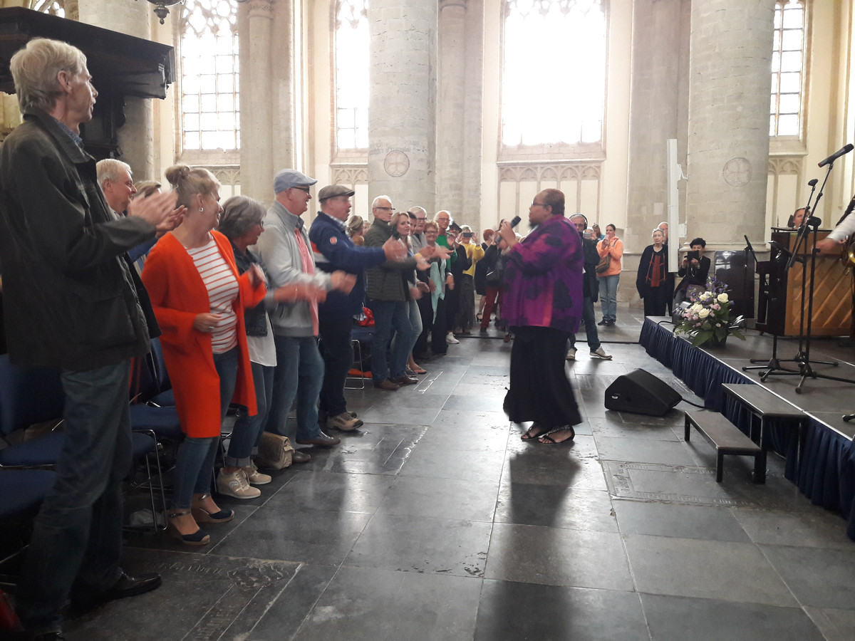 Zangeres Joany Muskiet krijgt de Grote Kerk aan het dansen | Foto | AD.nl