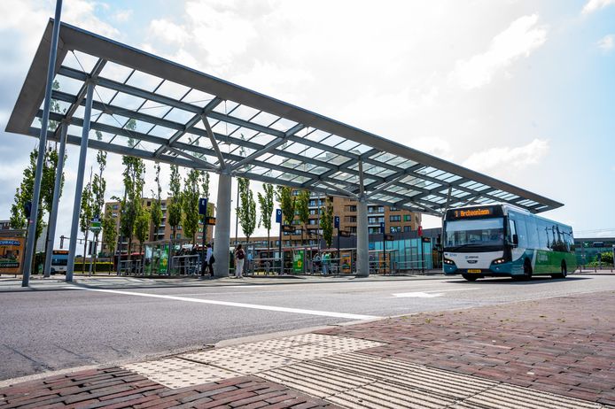 Zorgen over constructie luifel busstation: luifel wordt verwijderd en ...