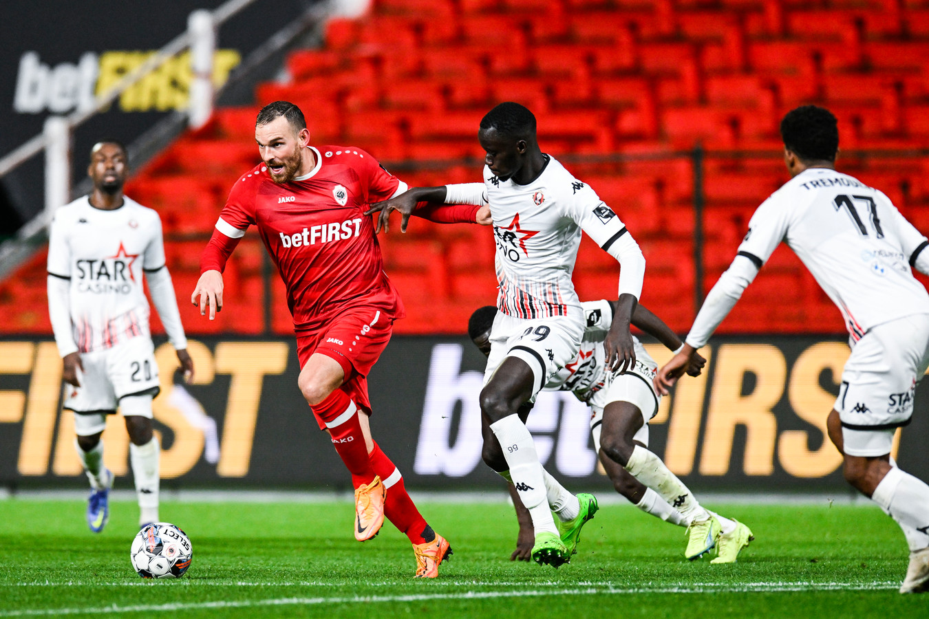 Calvin Stengs en Vincent Janssen belangrijk voor Royal Antwerp, negende ...