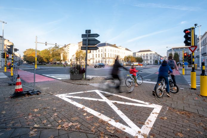 Nieuwe verkeerslichten passen zich aan drukte aan: “Hoe conflictvrijer kruispunt, hoe minder ...