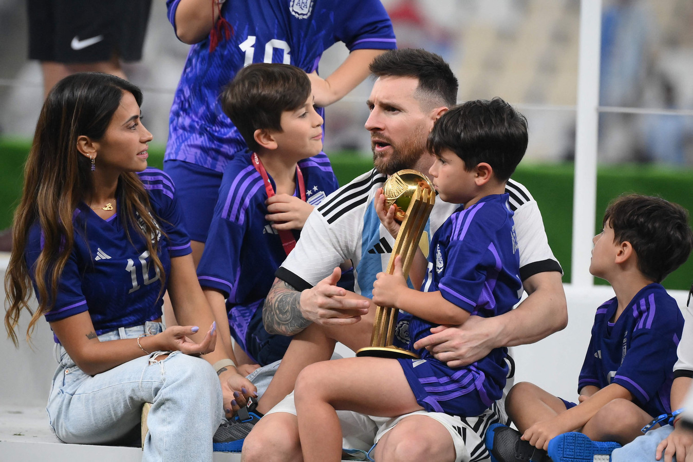 Lionel Messi neemt wereldbeker mee naar hotelkamer: ‘Ik heb hier zo ...