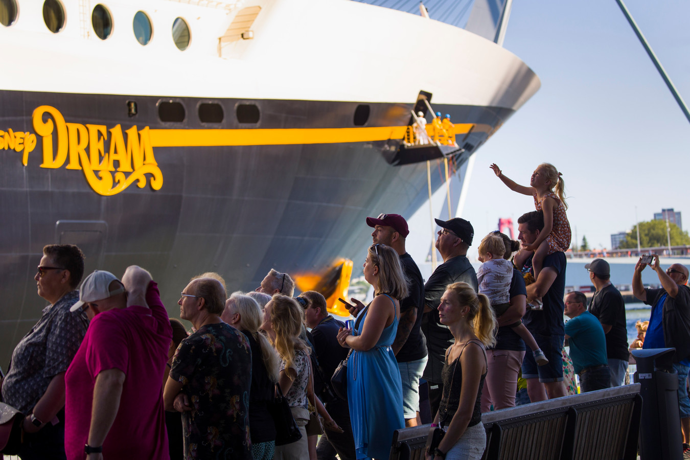 Pure magie in Rotterdamse haven wanneer cruiseschip van Disney aankomt ...
