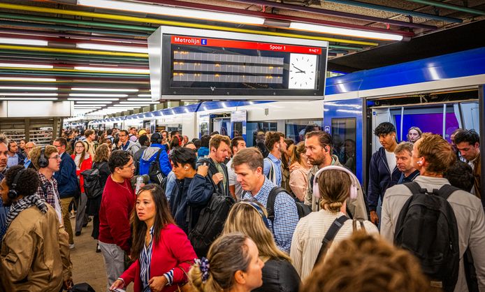 RET zet extra metro's in tussen Rotterdam en Den Haag na klachten over ...