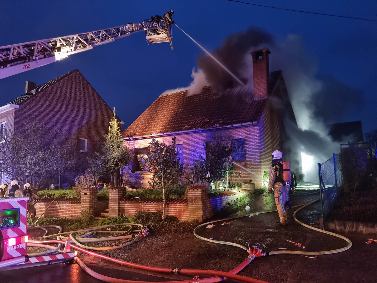 Uitslaande brand legt woning in de as, bewoner had geen ...