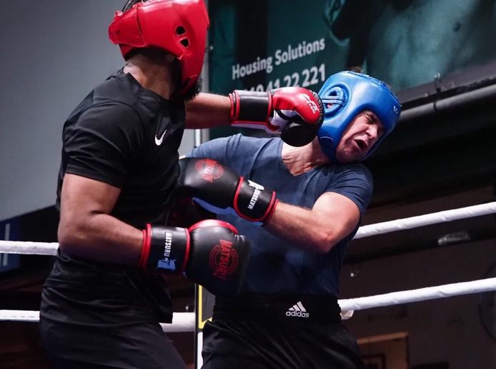 Jasper stapt de boksring in om geld op te halen voor het goede doel ...