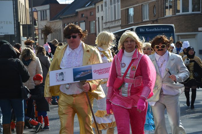 IN BEELD. Zo zag carnavalsstoet Roze Zondagstrein in Ninove eruit | Ninove | hln.be
