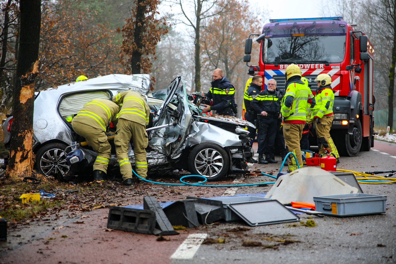 Auto crasht tegen boom bij Hoenderloo: brandweer weet met veel moeite ...