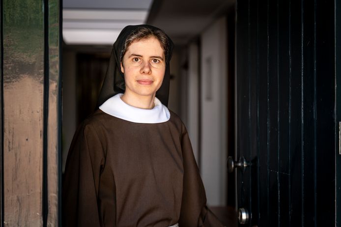 Rebecca (39) koos voor een leven in het klooster. Nou ja, koos? ‘Ik ben ...