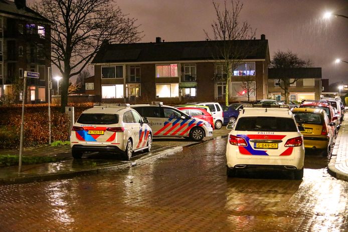 Persoon verzet zich hevig bij aanhouding in Apeldoornse Metaalbuurt ...