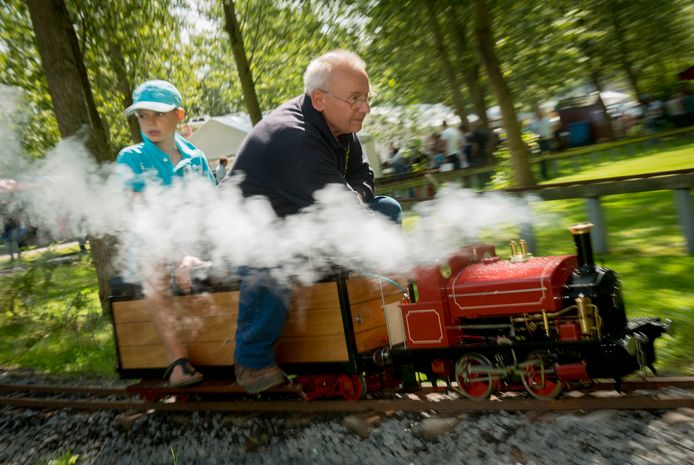 De miniatuur stoomgroep, modelbouwers en palingrokers trekken alle ...