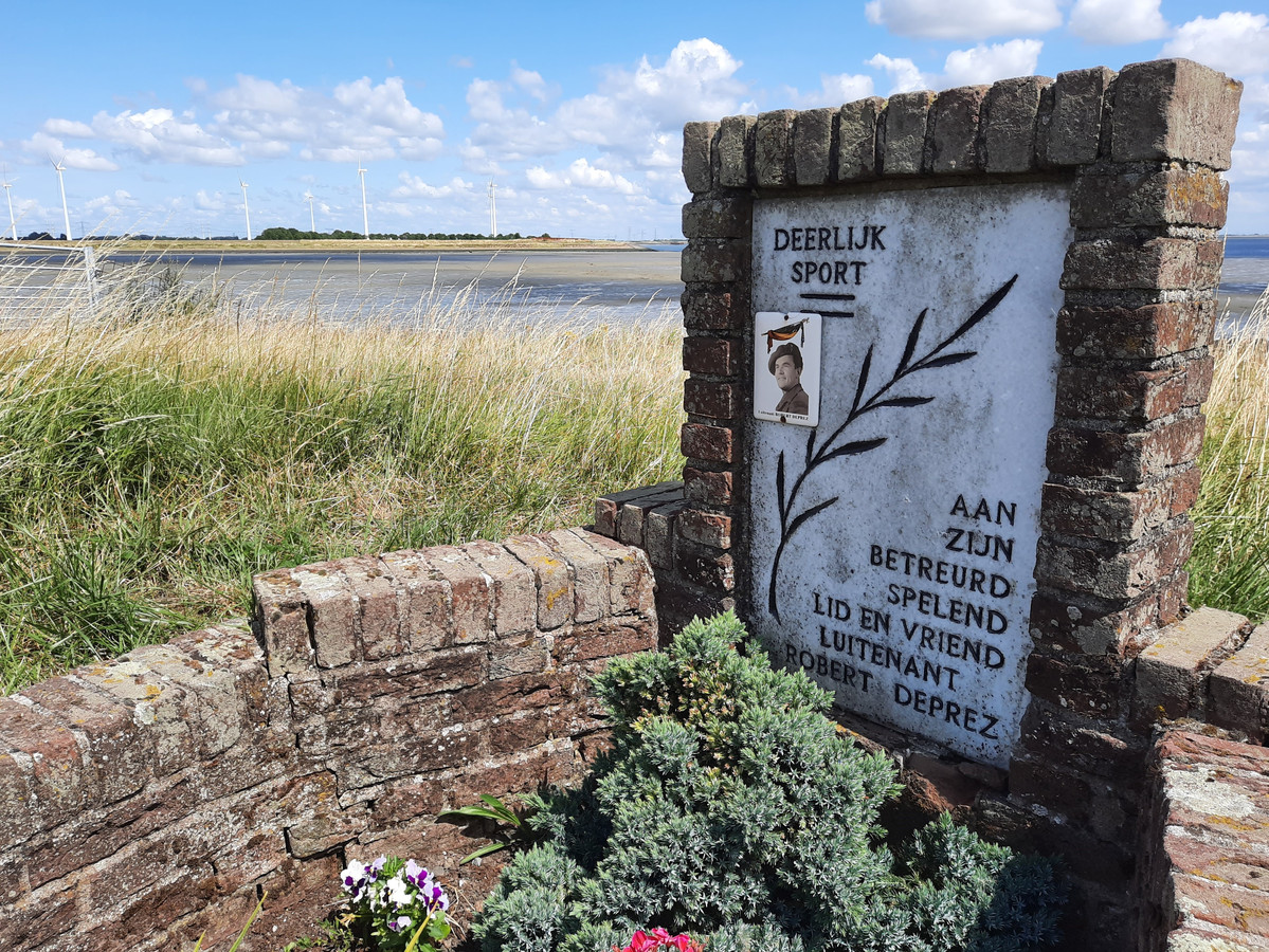 Voor wie is toch dat monumentje op een verlaten stuk dijk bij ’s ...
