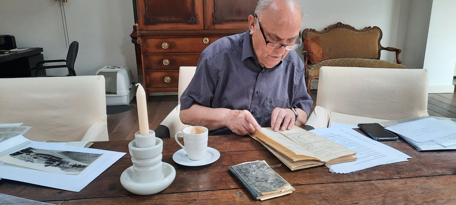 Opa Ad en kleindochter Iris brengen verhaal van dorpscafé Van Dorst tot ...