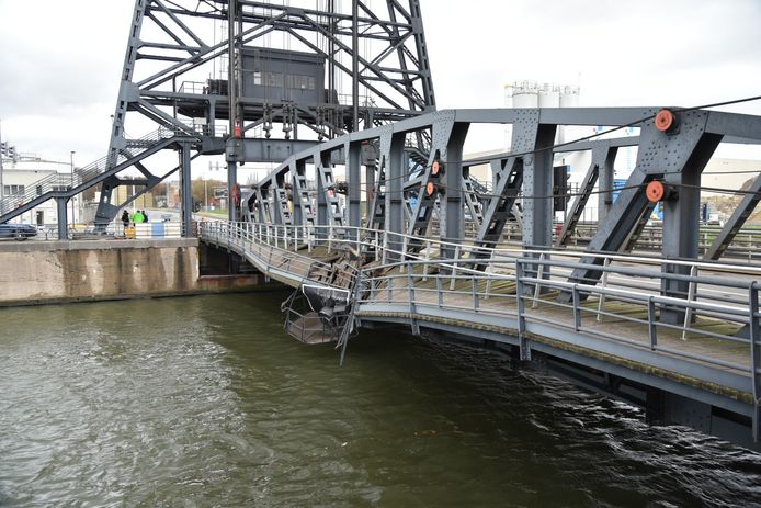Schip vaart frontaal tegen Budabrug in Neder-over-Heembeek: brug ...