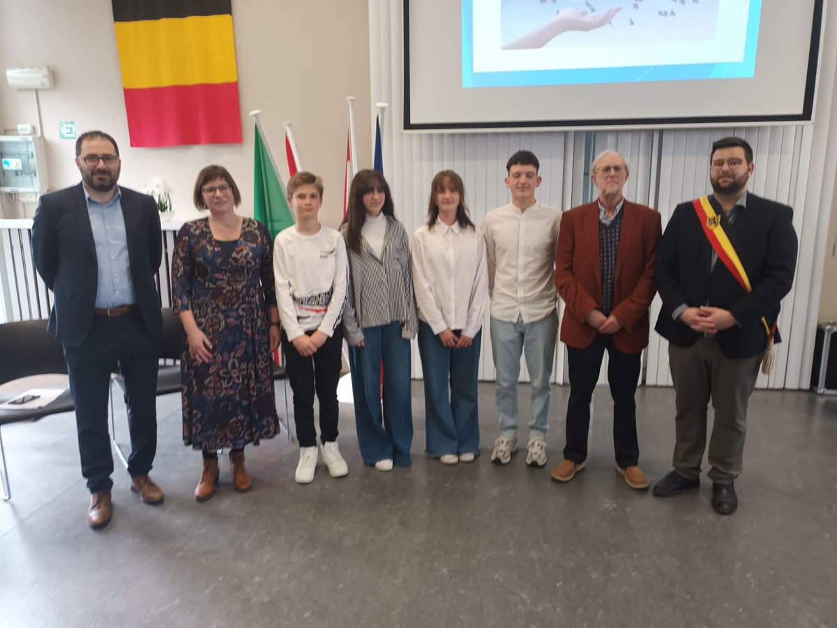 Leerlingen uit Oekraïne herdenken einde Tweede Wereldoorlog | Foto | hln.be