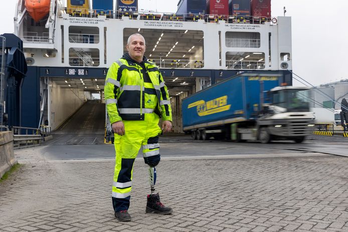 Been geamputeerd, maar René (52) ‘laait en lost’ weer in haven: ‘Ik ...