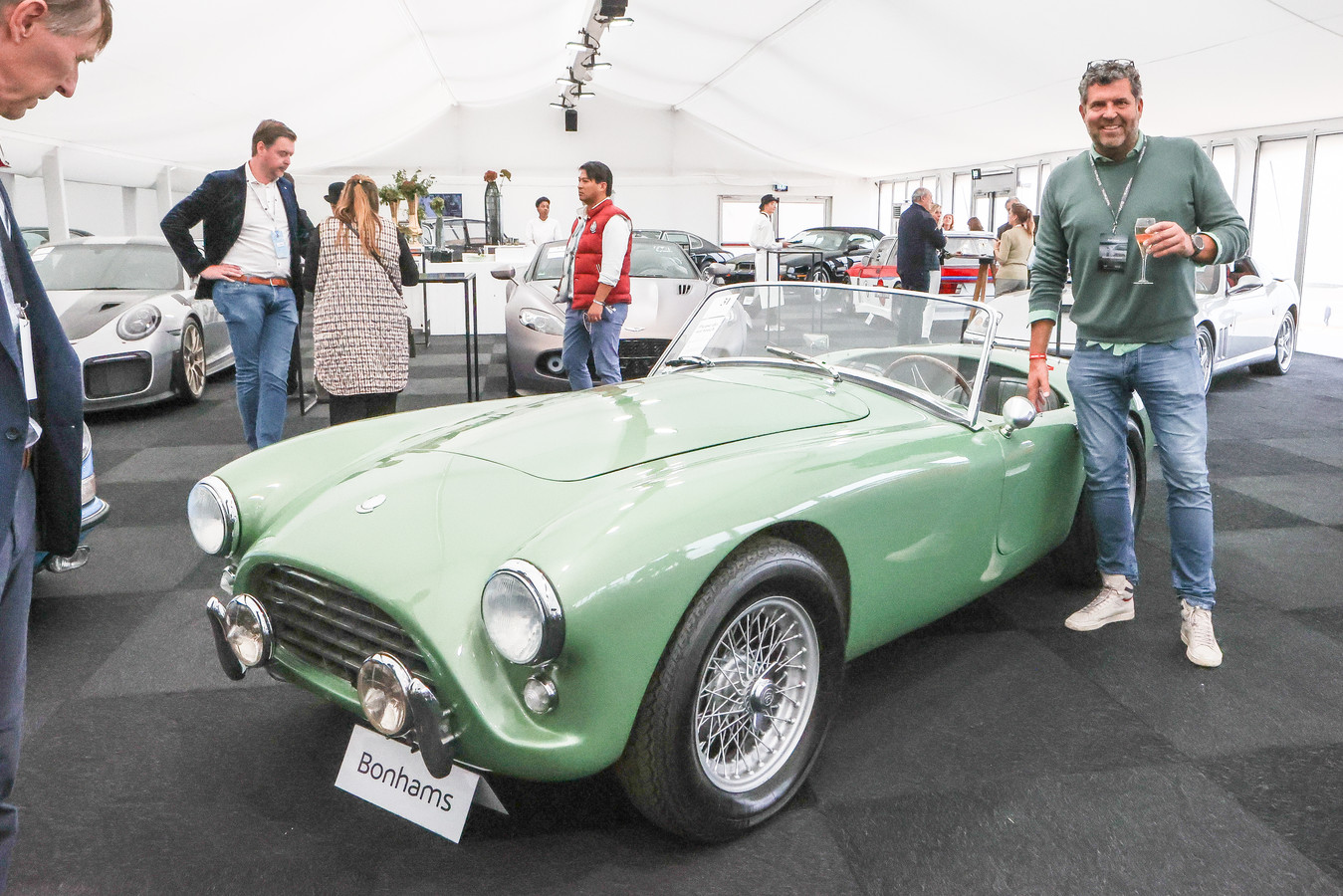 REPORTAGE. De poepchique 'Zoute Sale' in Knokke, waar op één namiddag ...