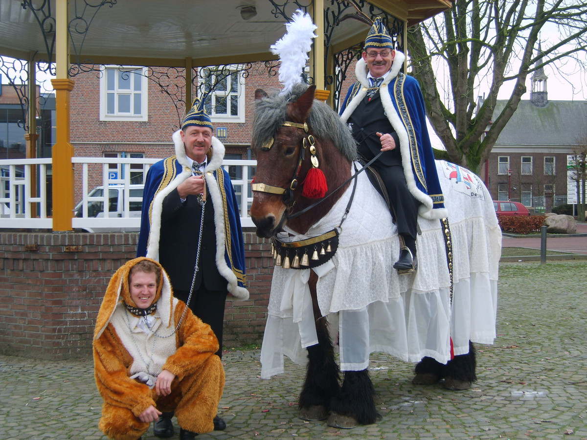 Oud-prinsen maken boek over 55 jaar Liths carnaval: ‘Aan keukentafels ...