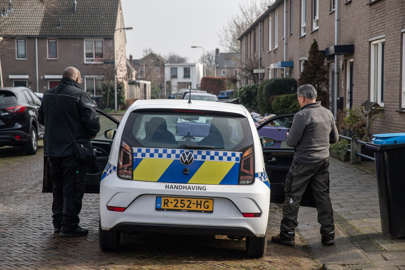 Een kijkje achter de voordeur van verpauperde huizen vol ...