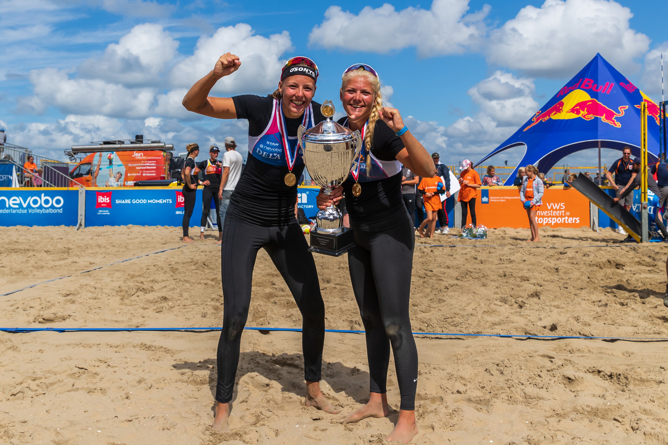 Nederlandse titel voor beachvolleybalduo Schoon/Stam | Foto ...